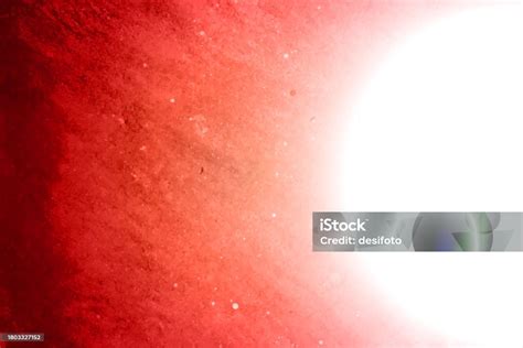 강렬한 진한 빨간색 또는 적갈색 그라데이션 색상의 오른쪽 가장자리에 생생한 밝은 흰색 얼룩 추상 반원형 햇빛 추상 수평 불타는
