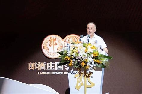 十年，郎酒发起千亿挑战 记者丨谢之迎 史川轩 编辑丨江昱玢中国白酒首富，有了大动作。9月8日，郎酒集团董事长汪俊林发布《百年郎酒》总纲领，称