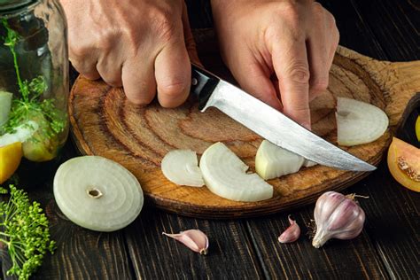 항아리에 야채 보존 요리사는 도마에 잘 익은 양파를 자릅니다 농민 음식 레스토랑과 호텔을 위한 레시피 건강한 생활방식에 대한