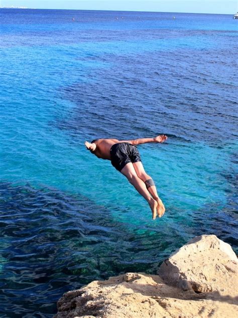 Watch Astonished Viewers Witness French Freestyle Divers Daring Death