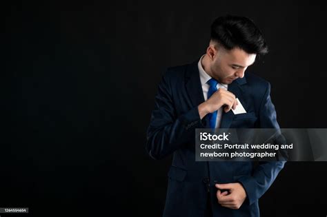 파란색 비즈니스 슈트와 넥타이를 입은 사업가의 초상화가 카드 주머니를 꺼내 가리키기에 대한 스톡 사진 및 기타 이미지