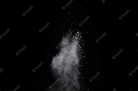 검은 배경에 흰색 가루 폭발입니다 프리미엄 사진