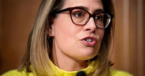 Una Senadora Estadounidense Abandona El Partido Demócrata Y Se Registra