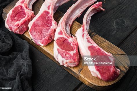 신선한 양고기 커틀릿 유기농 고기 스테이크 검은 나무 테이블 배경에 카피 스페이스와 텍스트 공간 0명에 대한 스톡 사진 및 기타 이미지 Istock