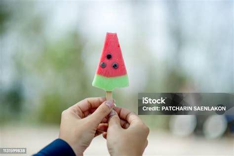 복사 공간을 가진 손 및 빨간 아이스크림 아이스크림 먹기 개념 건강한 식생활에 대한 스톡 사진 및 기타 이미지 건강한 식생활 구 냉동된 Istock