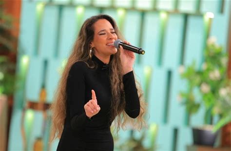 هنا إبراهيم يسري سميرة سعيد أمي الثانية واشتغلت مطربة بعد وفاة والدي