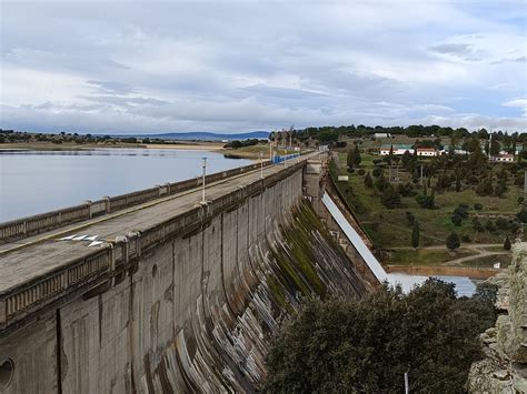 El Equilibrio Del Embalse De Salamanca Que Rebosa De Agua En La