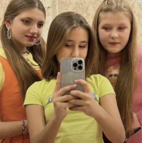 Pin By Tatiycn On Tim Tin Gold Mirror Selfie Couple Photos Photo