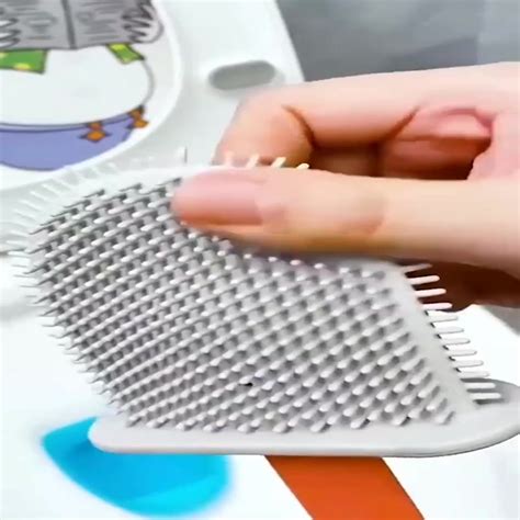 부드럽고 유연하게 구석구석 실리콘 변기 브러쉬 실리콘 소재로 제작되어 부드럽고 유연하게 변기의 구석구석 닦아낼 수 있는 화장실