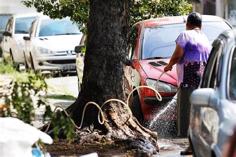 Fotos Flagrantes De Desperdício De água 21052014 Uol Notícias