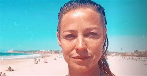 Aos 43 anos Luana Piovani ostenta o corpão usando biquíni e impressiona