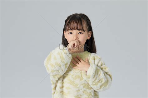 어린 소녀 아픈 기침 사진 무료 다운로드 Lovepik
