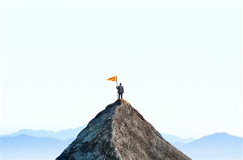 산 봉우리 꼭대기에 있는 사업가가 큰 깃발을 들고 있습니다 포부에 대한 스톡 사진 및 기타 이미지 포부 산 산봉우리