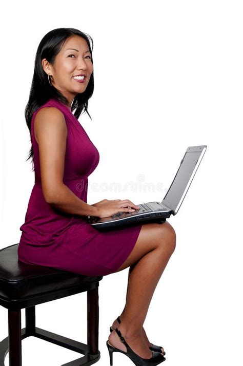 Mujer Que Usa La Computadora Portátil Imagen De Archivo Imagen De