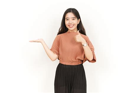 흰색 배경에 고립 된 아름다운 아시아 여성의 오픈 팜에 제품을 표시하고 제시 20 29세에 대한 스톡 사진 및 기타 이미지