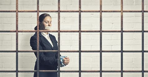 被囚禁病房里的女人轻的无言的女商人病房里用绑着的手胶带粘嘴上高清图片下载 正版图片300479015 摄图网