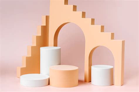 다양한 기하학적 형태와 제품 프리젠 테이션을위한 파스텔 색상의 연단이있는 추상적 인 배경 화장품을 보여주는 연단 강단에 대한