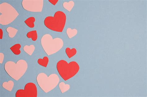 파란색 배경에 종이 하트입니다 해피 우먼스 어머니의 발렌타인 데이 생일 인사말 카드 디자인 0명에 대한 스톡 사진 및 기타