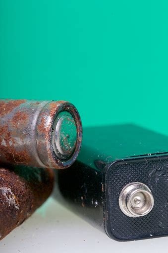 다양 한 모양과 크기의 부식의 배터리입니다 그들은 녹색 바탕에 흰색 표면에 흩어져있는 거짓말 환경 보호 배터리 사용의 재활용 0명에 대한 스톡 사진 및 기타 이미지 Istock