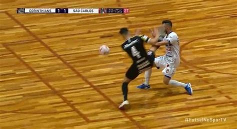 Lo mandó al hospital por una tremenda patada en la cara
