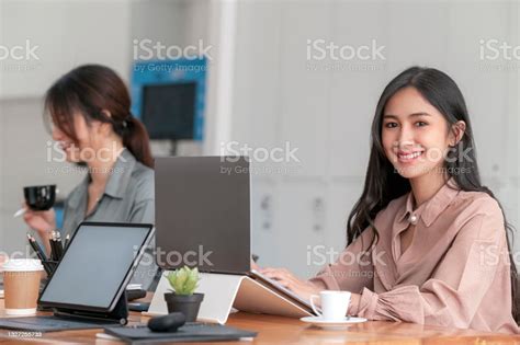 그녀의 친구와 함께 사무실에서 일하는 젊은 성공적인 사업가 노트북에 대한 스톡 사진 및 기타 이미지 노트북 노트북 사용하기