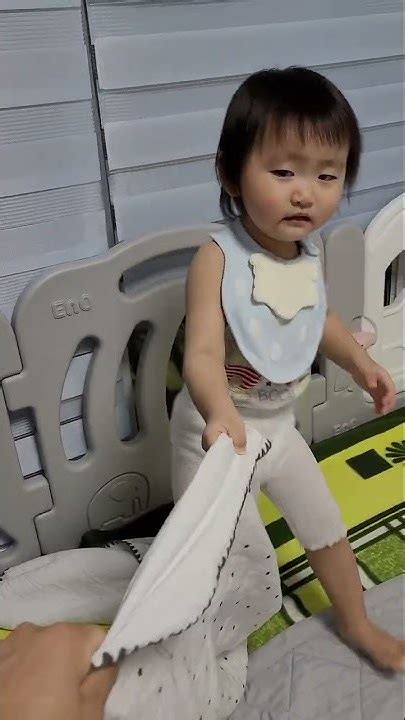 할머니가 사주신 이불이 그렇게 좋아 아빠엄마 못덮게 하네 쪼끄만놈이 ㅋㅋ Youtube