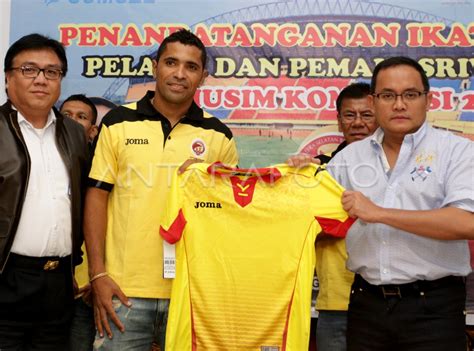 PENANDATANGANAN KONTRAK PEMAIN SRIWIJAYA FC ANTARA Foto