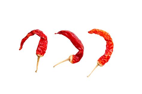 3 건조 흰색 절연 레드 핫 칠리 페퍼스 레코딩 및 매운 야채 요리에 다양 한 향신료와 조미료를 준비 하는 데 사용 고추
