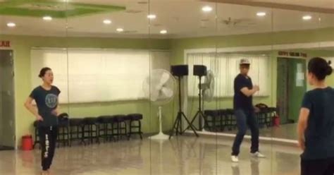 라디오스타 문정희 살사 댄스 연습 영상 공개시간이 없어서 삼십분 만에 완성한 츄리닝 입고 동네에서~