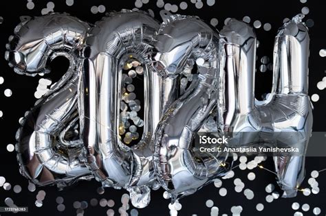 2024년 새해 복 많이 받으세요 짙은 검은색 배경에 색종이 조각이 있는 금속 풍선 인사말 카드 은박 풍선 숫자 크리스마스 휴일 개념입니다 축하 파티 축하 0명에 대한 스톡