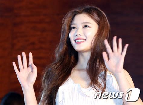 Thảm đỏ Baeksang Arts Awards Kim Yoo Jung đẹp Thoát Tục Park Shin Hye Mặc Cái Gì Thế Này