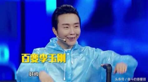 你見過穿正裝、古裝的李玉剛，見過穿雨衣的李玉剛嗎？ 每日頭條