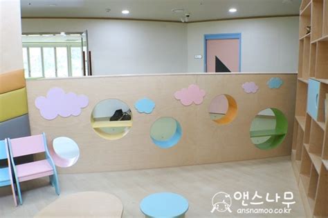 앤스나무사이언스어린이집도서관환경구성그리고유아도서관책장책꽂이나무벽면장식벌집책꽂이유아책상의자원목스툴계단안전문울타리창문난간울타리안전문가림막원형책꽂이자작나무