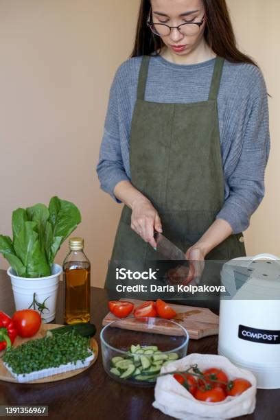 부엌에서 야채를 자르는 젊은 아시아 채식주의 자 여성 퇴비 양동이 환경 친화적 인 사람 30 34세에 대한 스톡 사진 및 기타 이미지 Istock