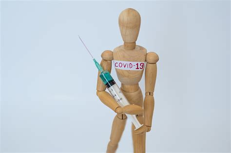 나무 모델 남자의 클로즈업은 주사기를 들고있다 가는 길에 코로나 바이러스 백신 0명에 대한 스톡 사진 및 기타 이미지 0명