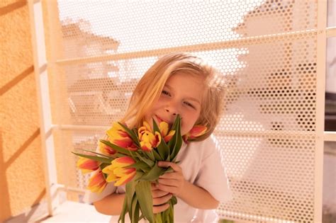 Free Photo Close Up View Of Sweetie Young Girl With Flowers Smiling