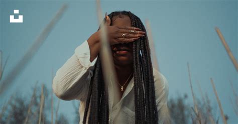 그녀의 손으로 그녀의 얼굴을 가리는 흰색 긴 소매 셔츠를 입은 여자 사진 Unsplash의 무료 유행 이미지