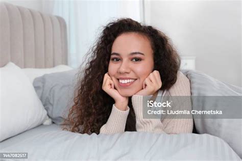 집에서 침대에 누워 있는 행복 한 아름 다운 아프리카 계 미국인 여자 20 24세에 대한 스톡 사진 및 기타 이미지 20 24세 건강한 생활방식 게으름 Istock