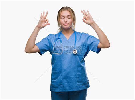 身穿外科医生制服的年轻白人医生女人在孤立的背景下放松高清图片下载 正版图片505505952 摄图网