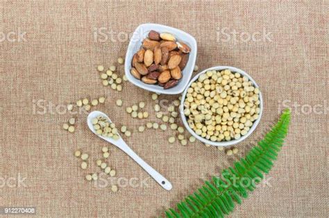 흰 그릇에 숟가락 갈색 직물에 녹색 식물을 가진 아몬드 너트와 콩 콩 0명에 대한 스톡 사진 및 기타 이미지 0명 가득 찬