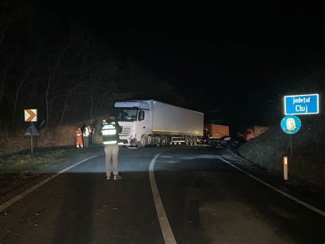 FOTO Accident GRAV între un TIR și o mașină la limita județului Cluj