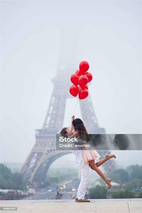 파리에서 함께 빨간 풍선과 로맨틱 한 커플 파리 일 드 프랑스에 대한 스톡 사진 및 기타 이미지 파리 일 드 프랑스 커플