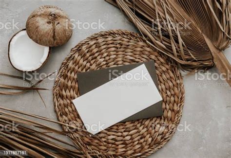 여름 문구는 여전히 빈 종이 카드 신선한 코코넛과 돌 배경에 마른 야자수 잎생활 최소한의 보헤미안 모형 초대장 0명에 대한 스톡