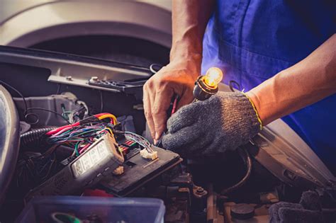 퓨즈 박스의 보조로 자동차 프레임과 양극 측정에 연동된 램프 테스터의 전신에 의해 서포트 카 퓨즈를 확인 합니다 검사 보기에 대한 스톡 사진 및 기타 이미지 Istock