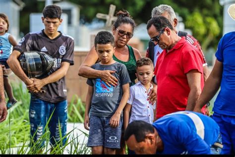 Enfermeira morta em perseguição policial é sepultada sob comoção e irmão da vítima desabafa