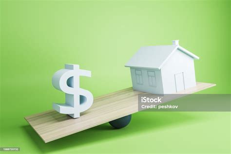 ボードスケールは家よりも重いドル記号で緑色の背景3dレンダリング 家のストックフォトや画像を多数ご用意 家 通貨 サイズ Istock