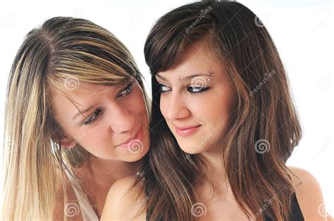 Dos Chicas Jóvenes Aisladas En Blanco Foto De Archivo Imagen De