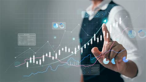 Analis Bekerja Pada Laptop Yang Menunjukkan Analisis Bisnis Data Dan