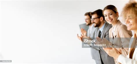 다양한 젊은 동료들이 줄지어 서서 사무실에서 박수를 치고 있습니다 박수갈채에 대한 스톡 사진 및 기타 이미지 박수갈채