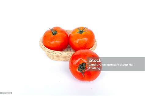 흰색 배경에 고립 된 빨간 토마토를 닫습니다 물 방울 토마토 조리 할 준비가 신선한 토마토 토마토는 비타민 C와 A를 포함 하는